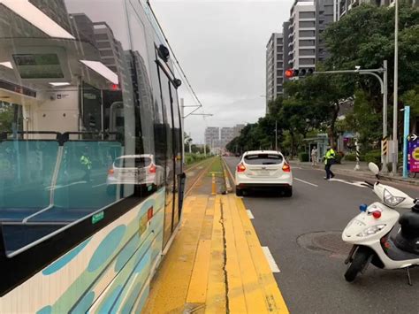 疑路口不熟釀禍！新北女左轉撞淡水輕軌 釀多班列車延誤 生活 Nownews今日新聞