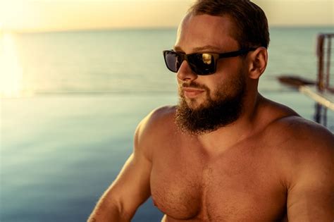 Fit Hombre Culturista Saliendo De La Piscina Foto Premium