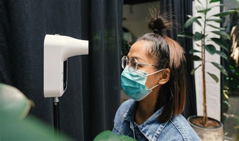 Premium Photo The Asian Tourist Woman Has Checked Body Temperature With A Thermal Temperature