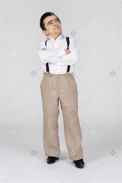 두 손을 들고 서서 위를 올려다보는 중년 남자 사진