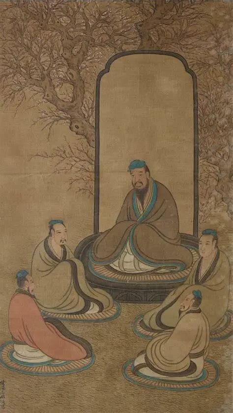 明·孔子杏坛讲学图轴 孔子博物馆藏 明代孔子杏坛讲学图轴，彩绘孔子于杏坛讲学，四弟子端坐受教时的情景。孔子正面端坐，四弟子分坐于两端，认真聆听