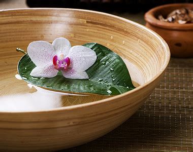 Spa 治疗产品叶子花瓣兰花温泉蜡烛香味化妆品皮肤身体高清图片下载 正版图片321368175 摄图网
