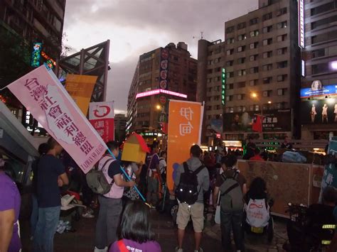 社團法人台灣社會福利總盟 20141004 社會住宅推動聯盟宅 巢運，夜宿仁愛帝寶 遊行