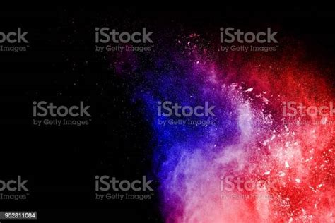 멀티 컬러 파우더 폭발 검은 배경에 고립입니다 검은 바탕에 색된 먼지 시작 구름입니다 배경에 화려한 입자를 시작 했다 그린된 Holi입니다 개념에 대한 스톡 사진 및 기타