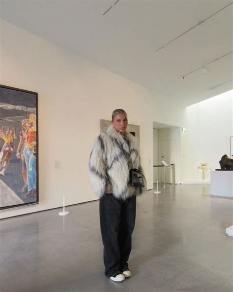 Bethan Roberts On Instagram “in A Room Full Of Art…” Стиль одежды Зимние наряды