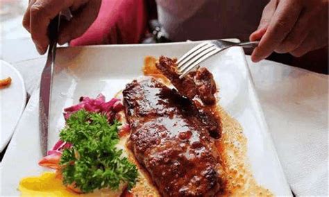 外国人 为什么我用筷子吃中餐刺穿食物很失礼 回答亮了