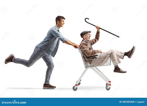 Nieto Empujando A Su Abuelo Dentro De Un Carro De La Compra Foto De