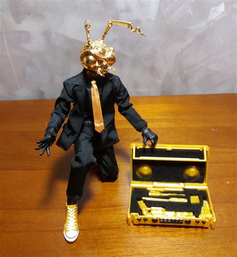 Galeria Dos Brinquedos Gomez The Roach With The Golden Head One 12