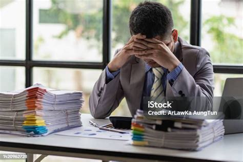 바쁜 사업가가 노트북이 달린 책상 더미에 쌓인 금융 계산기와 종이를 들고 책상에서 자고 있습니다 부기에 대한 스톡 사진 및 기타 이미지 Istock