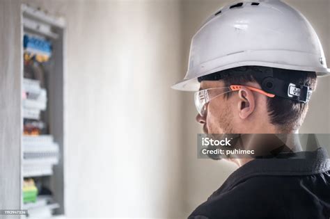 남자 퓨즈와 배전반에서 일하는 전기 기술자 전기 장비의 설치 및 연결 Stem 주제에 대한 스톡 사진 및 기타 이미지