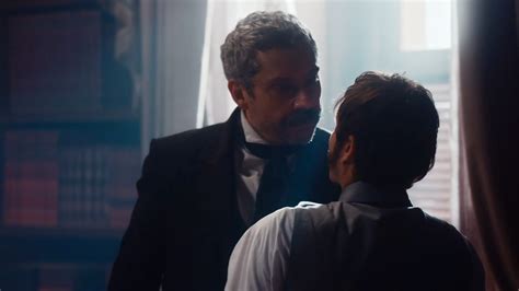 Em Nos Tempos do Imperador Tonico desconfiará ao ouvir Nélio falar bem de Dolores vem por