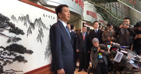 香港事务压力山大？骆惠宁新官上任见记者被拍到手抖腿也抖 澳洲生活网