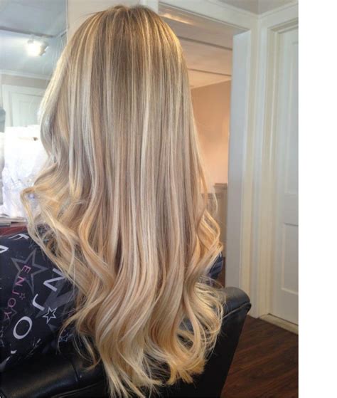 Multicolor blond pomysł na modny kolor włosów dla blondynek