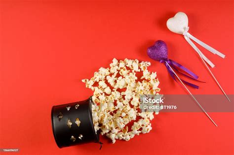 팝콘의 영화 개념을 사랑해요 텍스트에 대한 빈 공간이있는 빨간색 배경에 하트 모양의 흰색 푹신한 팝콘 발렌타인 데이 개념 0명에