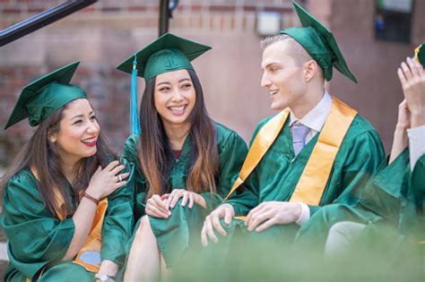 학생의 다민족 그룹 주위에 앉아 그들의 졸업 가운과 모자에 함께 웃 고 20 24세에 대한 스톡 사진 및 기타 이미지 20