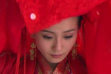 古代举行婚礼时新娘为什么要盖上红盖头 红盖头 新娘 盖头 新浪新闻