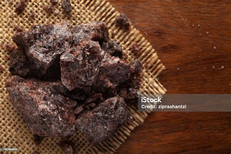 나무 상단 배경과 황마 매트에 거친 히말라야 검은 소금 식용의 클로즈업 0명에 대한 스톡 사진 및 기타 이미지 0명 건강