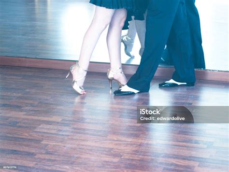 볼룸 댄스 댄서와 리허설에서 춤을 스튜디오 학교에서 교사 부부 2명에 대한 스톡 사진 및 기타 이미지 2명 고풍스런 공연