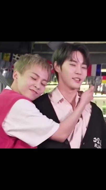 Xiumin Hugging Squeezing Doyoung 😭🥺 시우민 Xiumin シウミン 秀珉 엑소 Exo