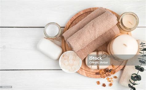 베이지 색 수건 비누 양초 및 흰색 나무 배경에 유칼립투스 의 가지 0명에 대한 스톡 사진 및 기타 이미지 0명 개체 그룹