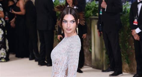 Emily Ratajkowski Nue Dans Son Bain Elle Dévoile Un Cliché