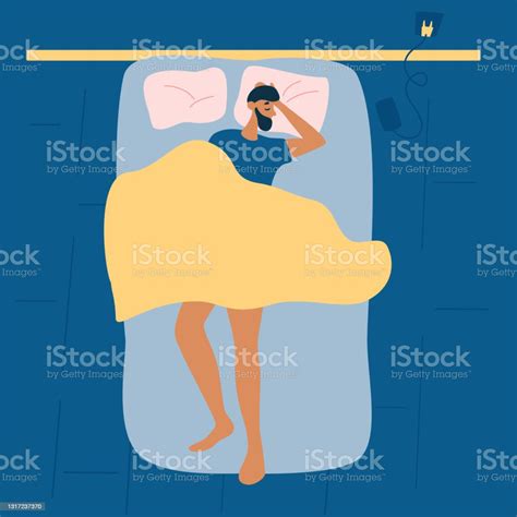 남자는 밤에 침대에서 자고 맨 위 보기입니다 잠자는 남자 취침 시간에 베개에 진정 피곤 한 소년을 휴식의 건강 한 라이프 스타일