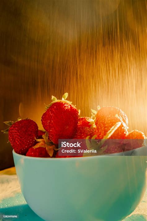 검은 색 배경에 푸른 꽃병에 붉은 육즙 잘 익은 딸기 물 방울 따뜻한 햇빛 백 라이트 수직 0명에 대한 스톡 사진 및 기타 이미지 Istock