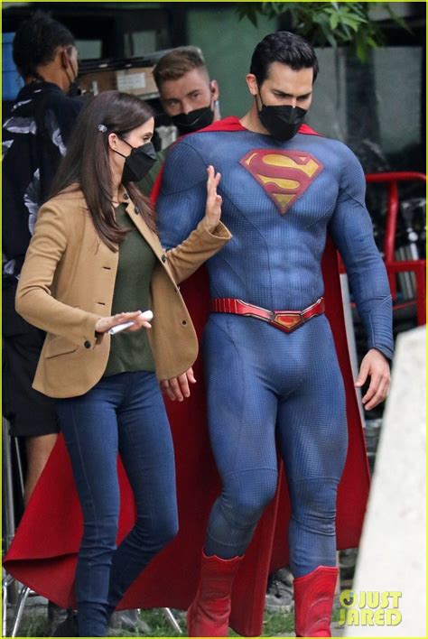 Tyler Hoechlin And Bitsie Tulloch Are All Smiles On Set For The Superman