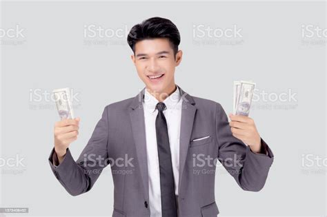 백인 배경에 고립 된 돈 달러를 들고 젊은 아시아 사업가 은행권과 성공을 들고 정장 사업가와 금융 저축 및 투자 소득 및 지출에