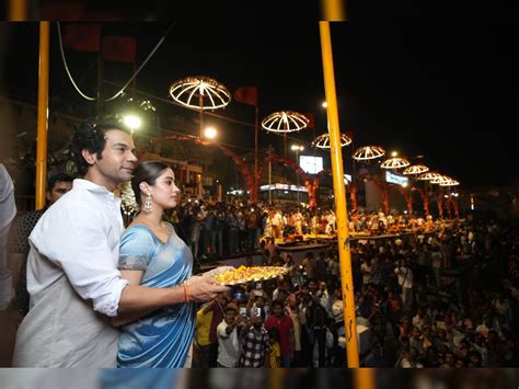 Janhvi Kapoor Rajkummar Rao Ganga Aarti Dashaswamedh Ghat In Varanasi