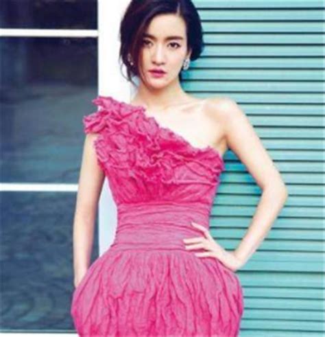想做吉他手卻成演員，憑《愛情公寓》成名，今開上跑車妻子美如仙 每日頭條