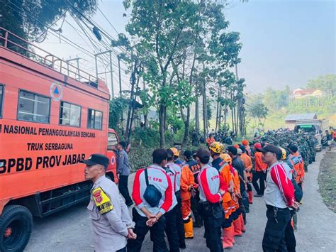 Lautan Sampah Di Sungai Citarum Dibersihkan Alat Berat Dan Ratusan