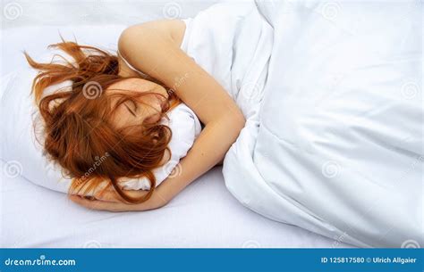 2250 Durmiendo Y Abrazando Una Almohada Fotos De Stock Fotos Libres