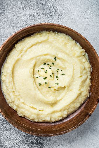 삶은 감자 퓌레 으깬 감자를 나무 접시에 담았습니다 흰색 배경입니다 위쪽 보기 감자 요리에 대한 스톡 사진 및 기타 이미지
