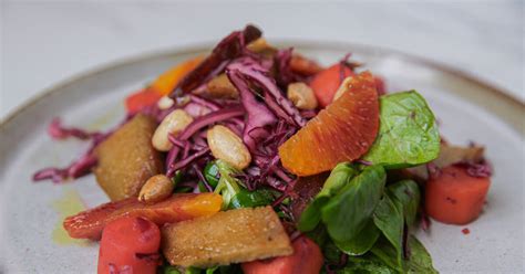 Salade Met Veldsla Rode Kool Bloedappelsien En Gebakken Seitan