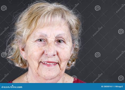 Spontaan Portret Van Hogere Vrouw Stock Afbeelding Image Of Burger