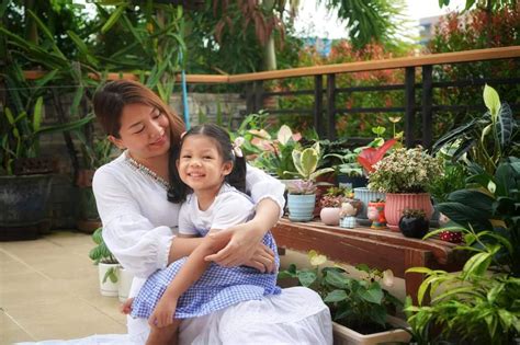 ဝမ်းနည်းနေတဲ့အချိန် သမီးလေးက မျက်ရည်တွေသုတ်ပေးပြီး အာဘွားတွေပေးလို့ ကြည်နူး‌နေရတဲ့ မေမေသက်မွန