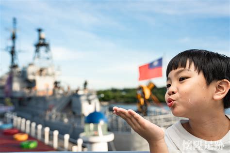 台南｜安平定情碼頭德陽艦園區and小秘境：外星鋼鐵機器人登陸軍艦！ 輕旅行
