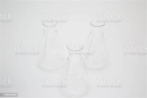 흰색 배경에 고립 된 세 가지 과학 실험실 유리 에를렌 마이어 플라스크 3가지 개체에 대한 스톡 사진 및 기타 이미지 3가지