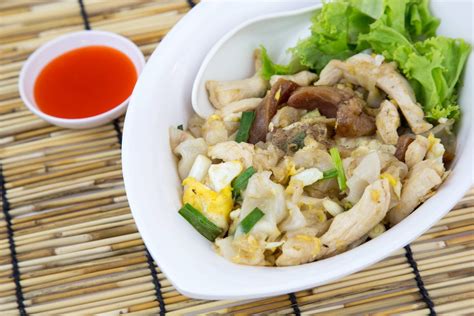 ก๋วยเตี๋ยวคั่วไก่ • ราคาเพียง 59 เส้นหนึบ ไก่นุ่ม หอมกลิ่นกระทะ ร้าน