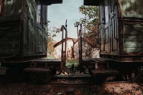 녹슨 기차 트랙에 앉아있는 오래되고 버려진 열차의 연결 메커니즘 0명에 대한 스톡 사진 및 기타 이미지 0명 강철 고풍스런 Istock