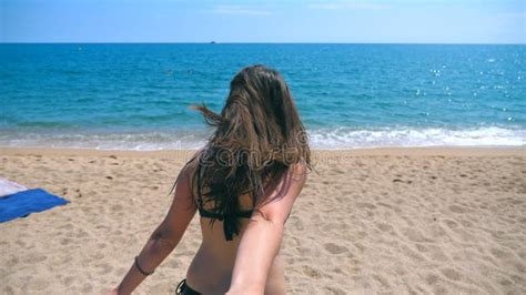 Bella Chica Con La Mano Masculina Y Corriendo En La Playa De Resort Al