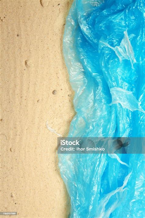 플라스틱 오염의 창조적 인 작품 개념 비닐 봉지에서 바다는 모래 해변으로 간다 상단 보기 복사 공간 금지 플라스틱 생태 환경 플라스틱 오염 해양 오염 크리에이티브 포스터 0