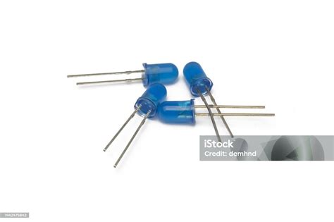 흰색 배경에 전자 시스템의 표시기로 사용되는 4개의 파란색 Led 구성 요소의 클로즈업 보기 0명에 대한 스톡 사진 및 기타 이미지 Istock