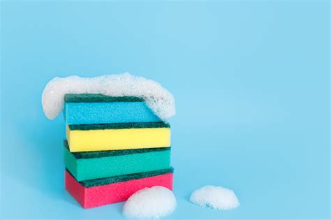 파란색 배경에서 청소하기위한 여러 가지 색상의 스폰지 텍스트를위한 공간 0명에 대한 스톡 사진 및 기타 이미지 0명 가사