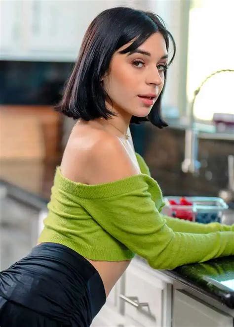 Aria Valencia Wiki Bio Age Biography Height Career Photos