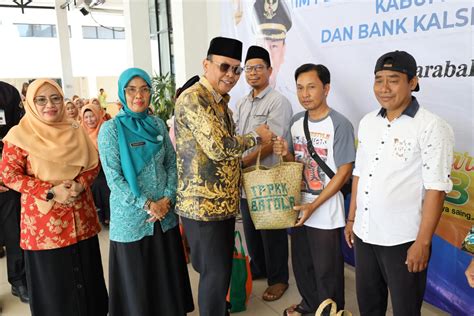 Pj Bupati Mujiyat Buka Pembagian Sembako Untuk Pedagang Hingga Janda