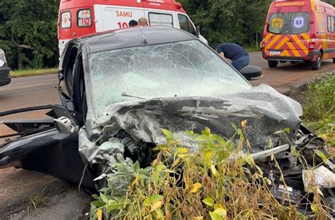 Grave colisão frontal entre dois veículos deixa uma mulher m