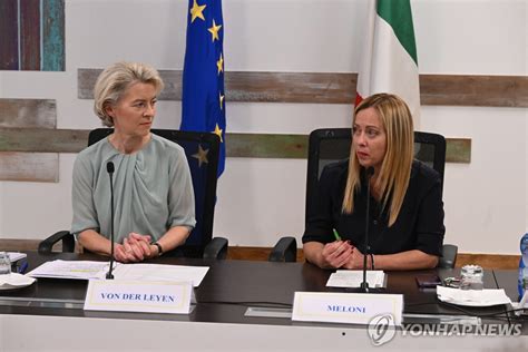 기자회견 하는 Eu 집행위원장과 이탈리아 총리 연합뉴스