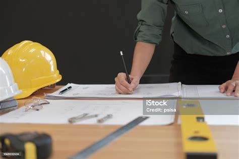 부동산 프로젝트의 집 청사진에 직장에서 일 하는 건축가 엔지니어 건물 건축 개념 건설 산업에 대한 스톡 사진 및 기타 이미지 건설 산업 건축 건축가 Istock